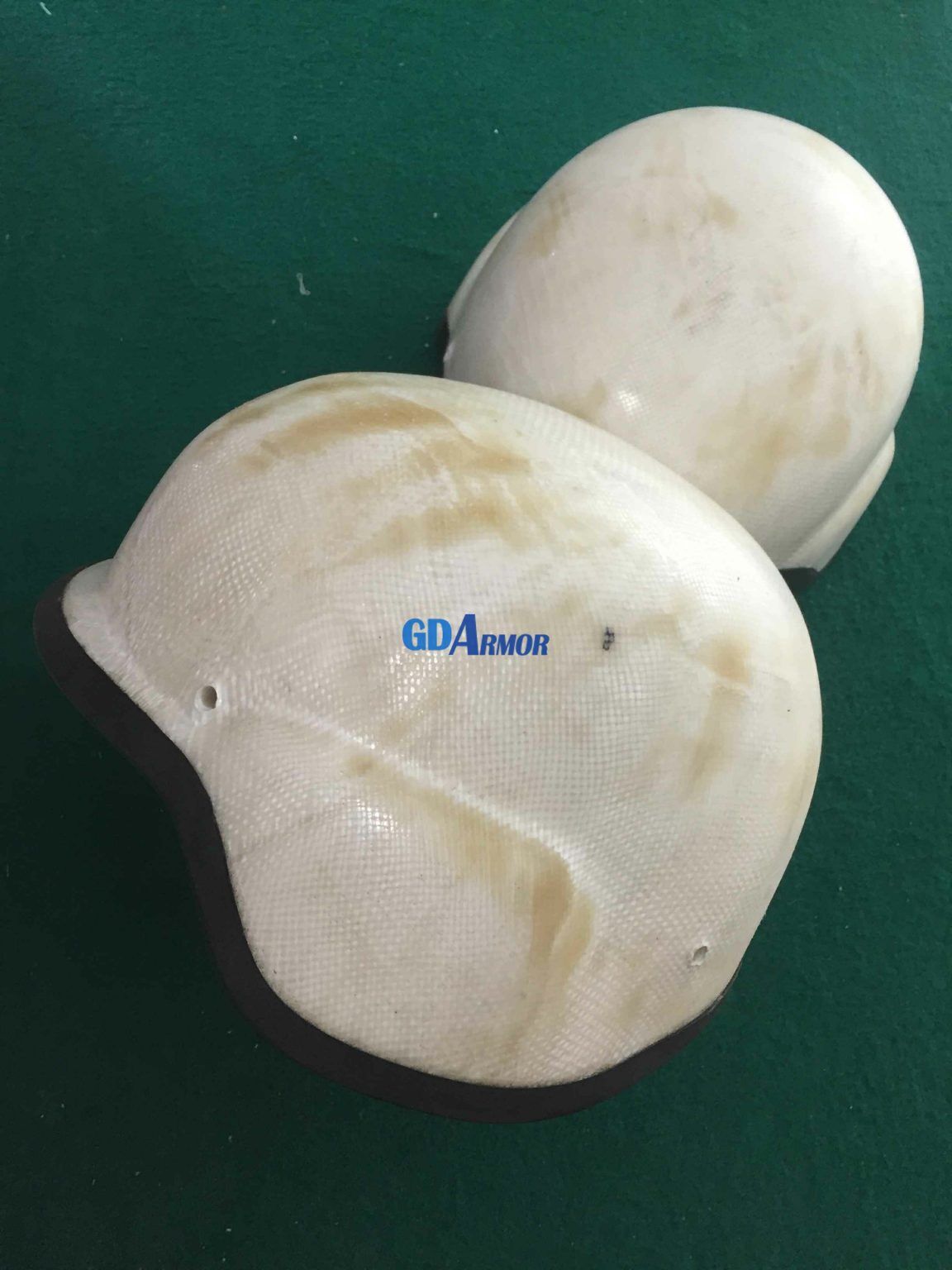 UHMWPE 面料由 100% UHMWPE 纤维制成，100g/m2、200g/m2 至 410g/m2 以平纹、斜纹织成，用于防弹头盔和防割服装